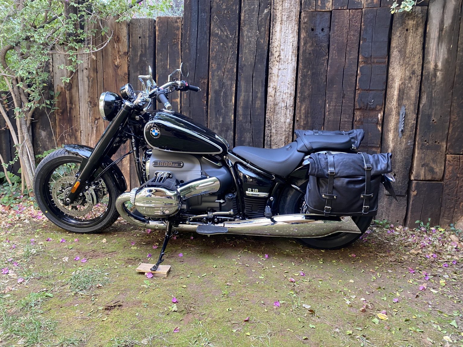 Saddlebag holder (both sides) Bmw R18 satin black - La Poderosa Goods ...