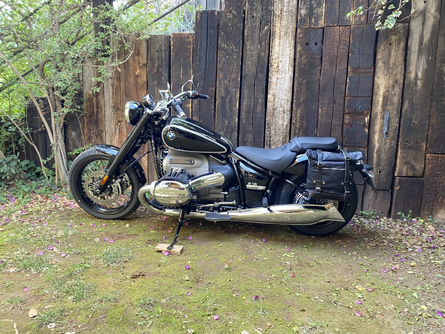 Saddlebag holder (both sides) Bmw R18 satin black - La Poderosa Goods ...