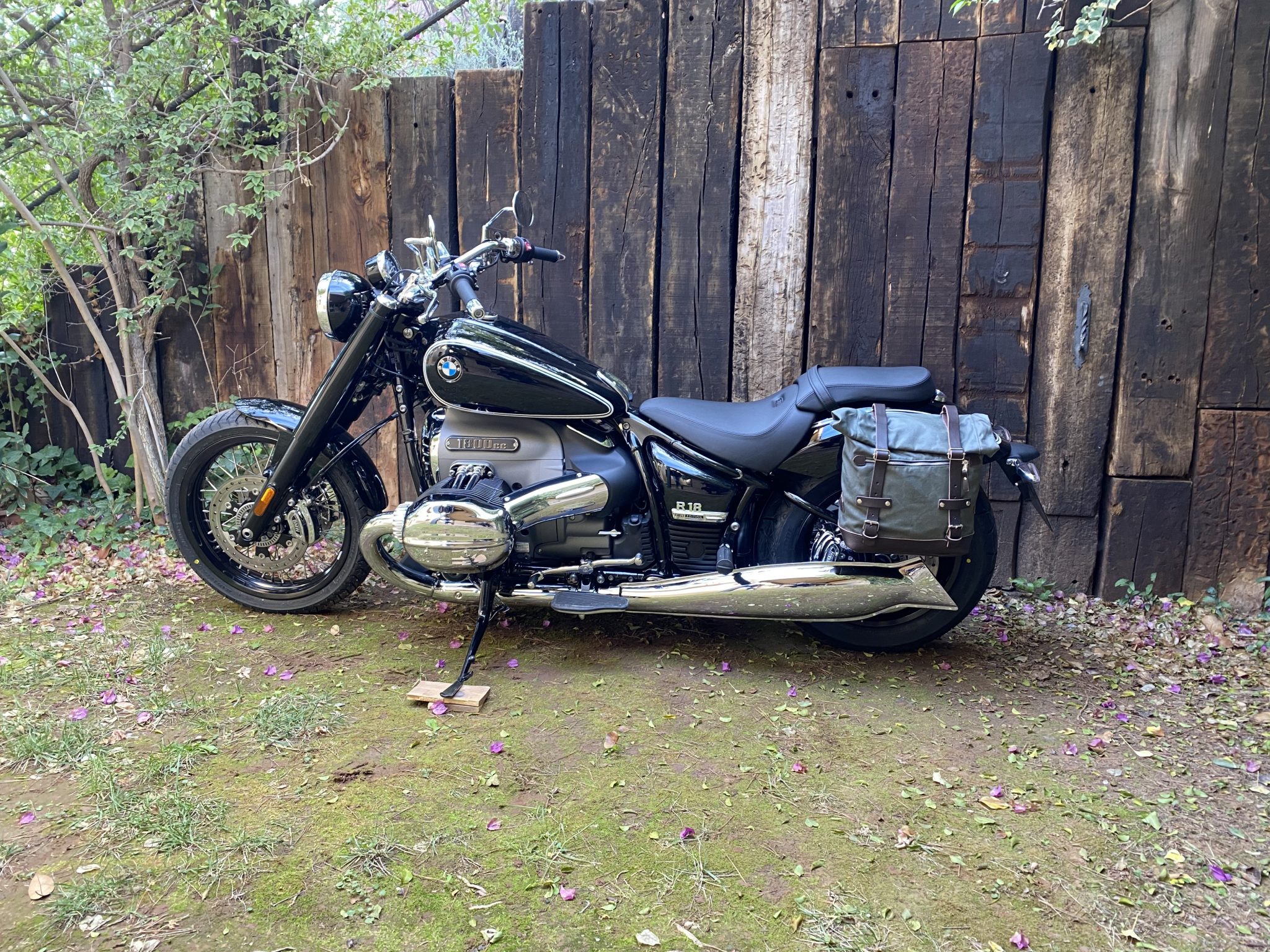 Saddlebag holder (both sides) Bmw R18 satin black - La Poderosa Goods ...