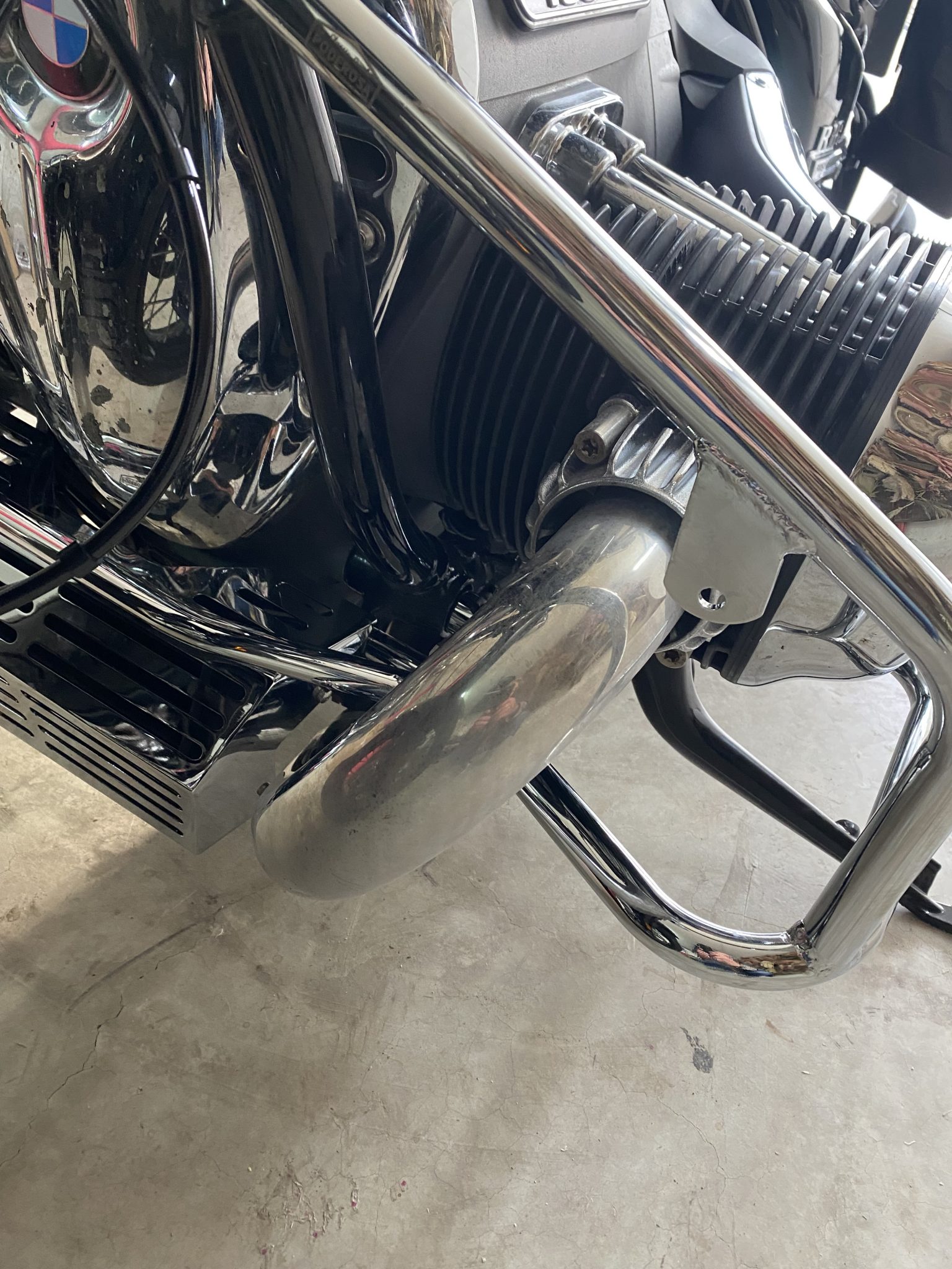 Bmw R18 crash bar chrome black Gigi Krauser Style - La Poderosa Goods ...