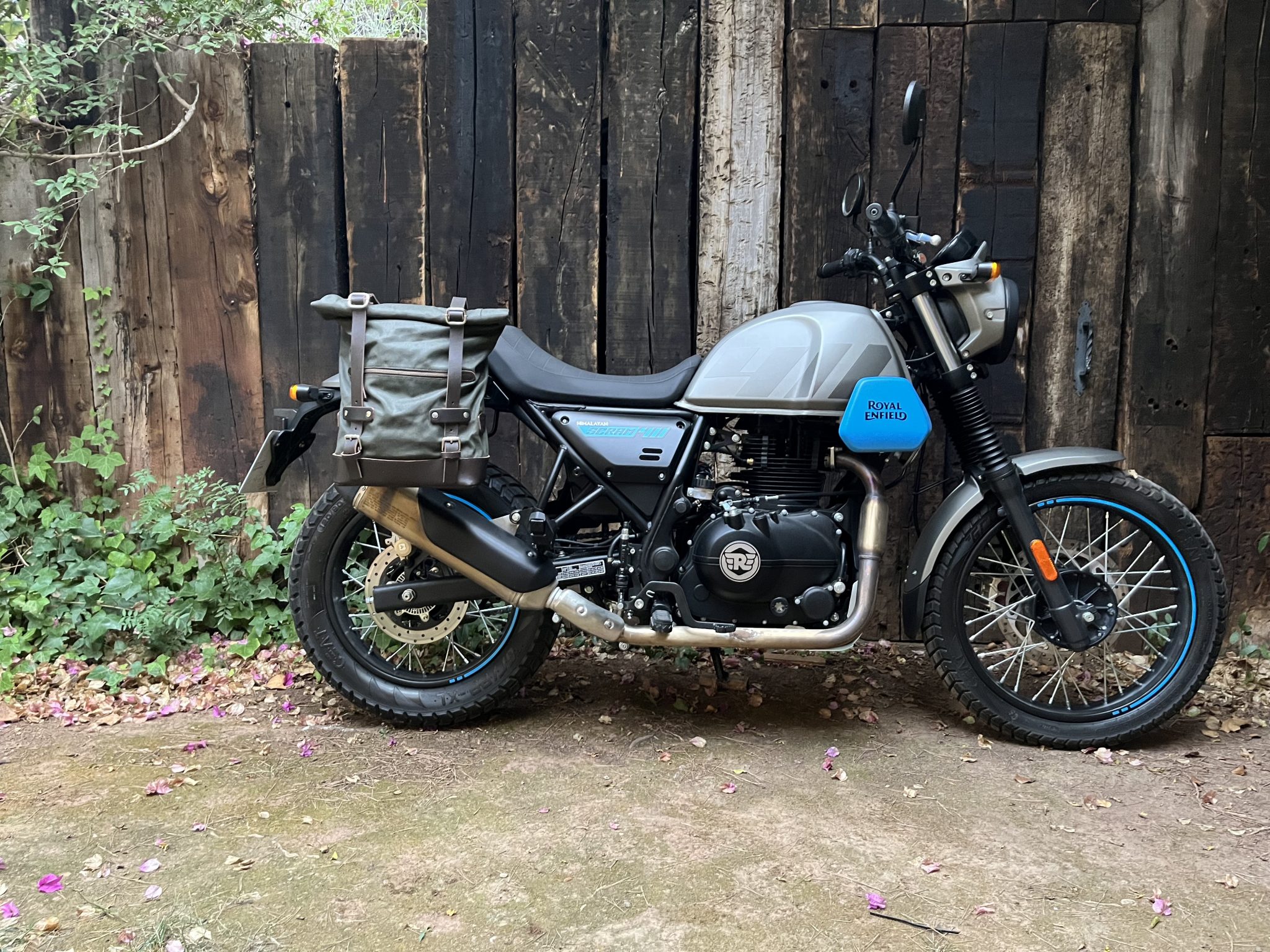 Saddlebag holder Royal Enfield Scram 411 Satin black - La Poderosa ...